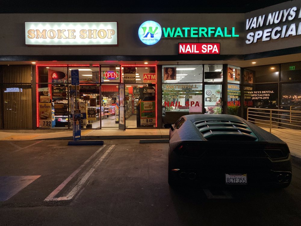 Leaf Smoke Shop, California | Roadtrippers