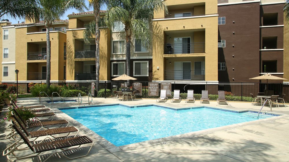 Centre Club Apartments - 68 Photos & 70 Reviews - Apartments - 1005 N ...