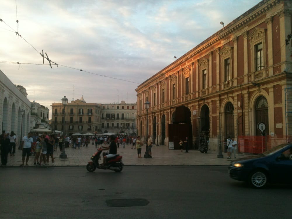 Piazza Del Ferrarese - Landmarks & Historical Buildings - Piazza Del ...